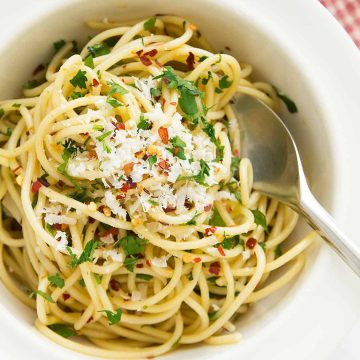 SPAGHETTI WITH GARLIC AND OLIVE OIL - The clever meal